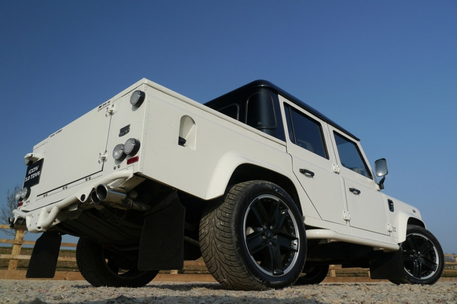 LAND ROVER DEFENDER ICON 5.0 V8 AUTO DUAL CAB | Muted