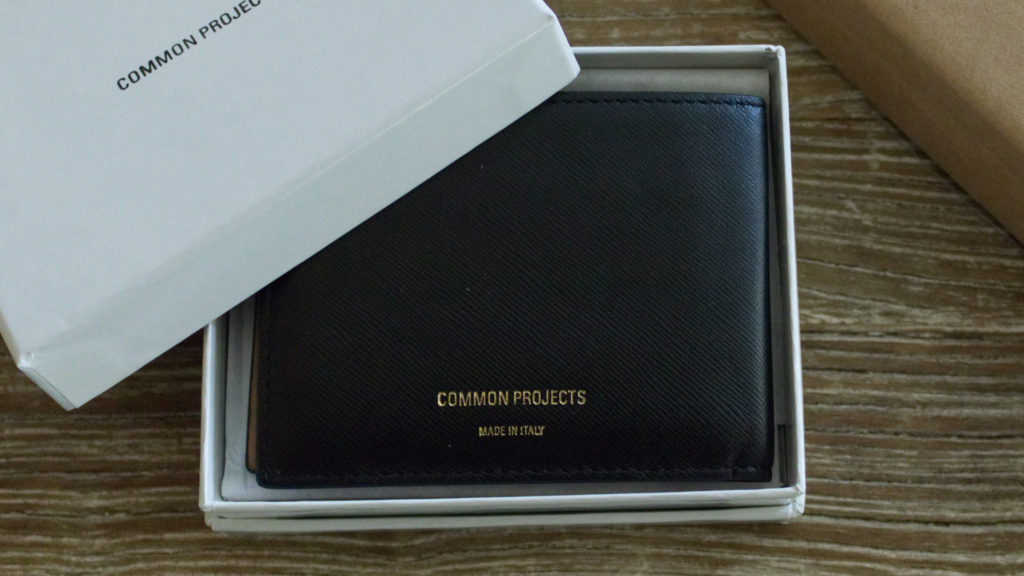 Common Projects Standard Wallet In Black And Tan - Muted.